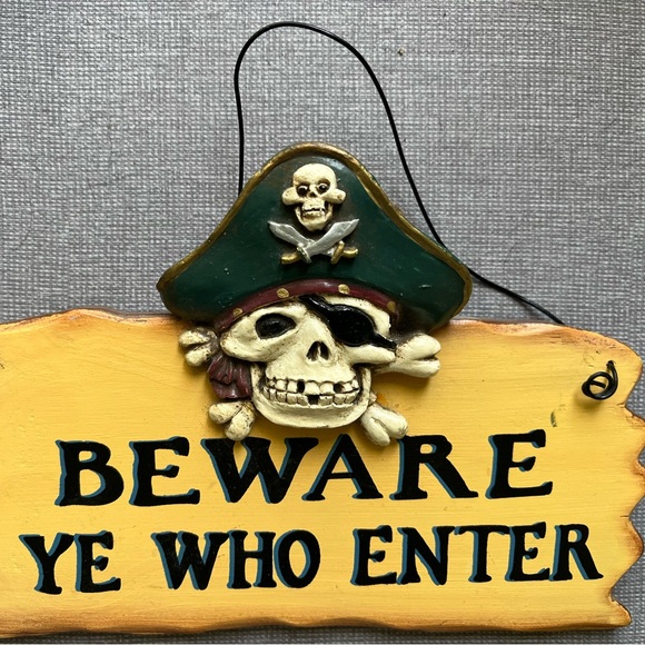 Wall Decor | Disney Pirates Of The Caribbean Pirate Skull Wall Sign ...